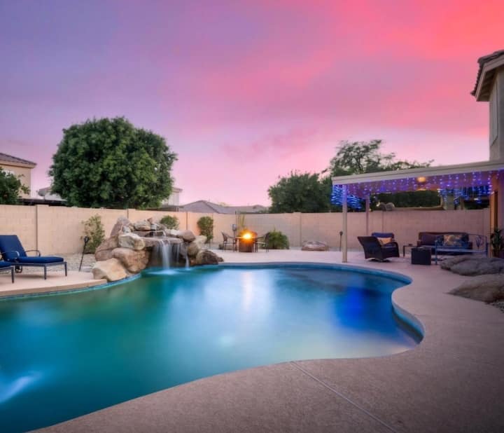 The Sunshine House
Heated Pool / 83" Tv-game Room - Sun City West, AZ