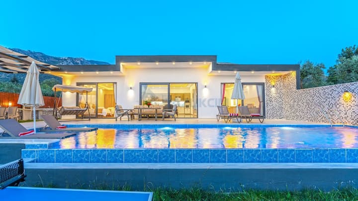 Havuzlu, Jakuzili, Geniş Bahçeli Tatil Villası - Turkije