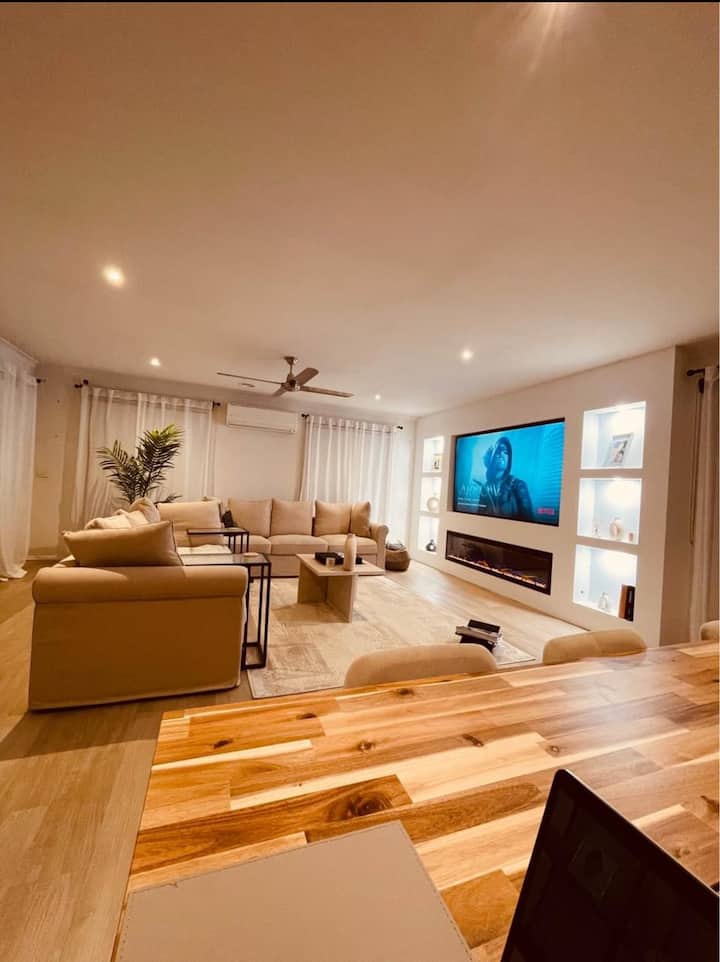 Room In Modern House - Melton