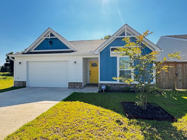 Blue Coastal Retreat - Gulfport, MS