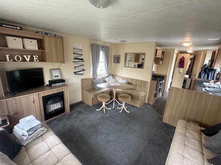 Spacious 3 Bedroom Caravan - Prestatyn