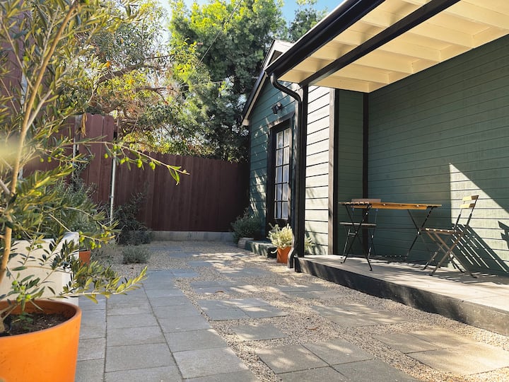 Modern Garden Hideaway In Walkable Silver Lake - Los Angeles, CA