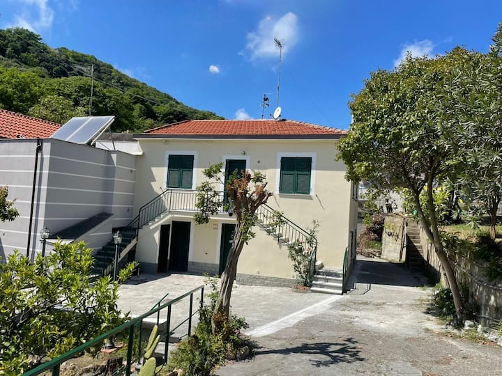 Appartamento In Villetta Con Giardino E Posto Auto - Varazze