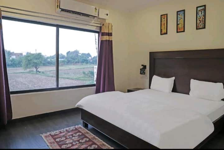 Stay In Comfortable At Khajuraho - カジュラーホー
