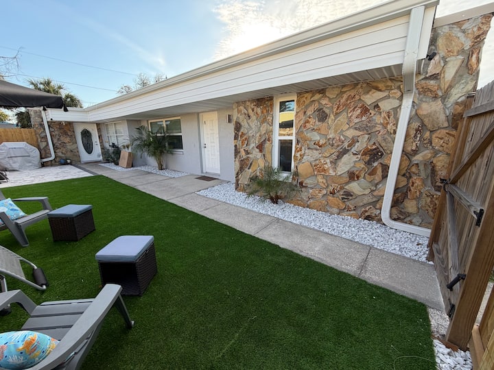 The Largo Lounger - Pinellas County, FL