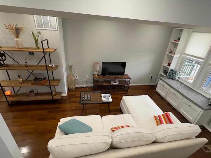 Clean  & Cozy Nw Home, Near Buses And Metro - 실버스프링