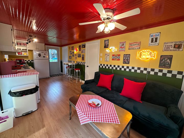 Retro Lakeside Cottage With Dock - Port Hope