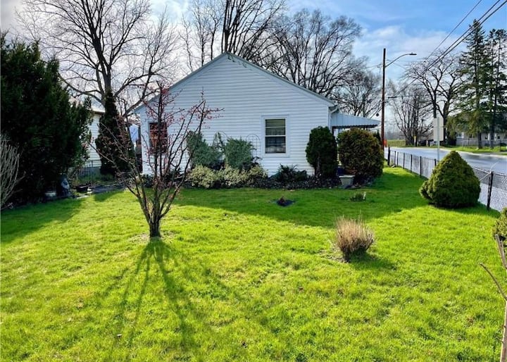 Charming Entire Bungalow With Huge Garden - Hamilton, ON, Canada