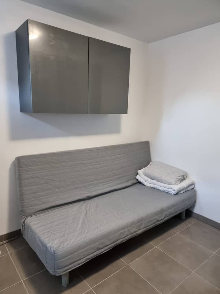 Petit Studio Indiv. 12m2 Rdj + Place De Parking. - Rognac