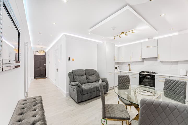 Modern New 3 Bedroom 2 Bath Flat - London