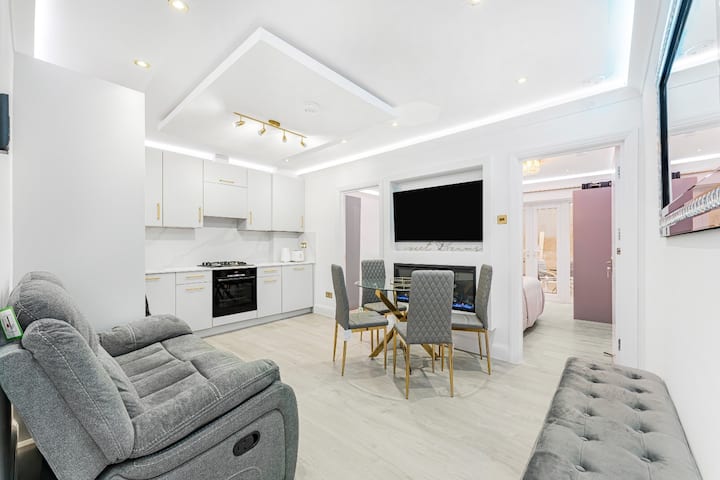 Modern New 3 Bedroom 2 Bath Flat - London