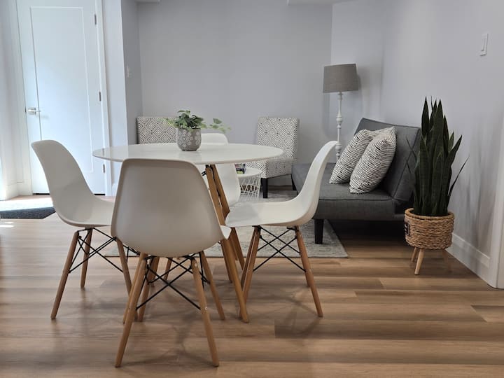 Apartment Suite In Waterloo - Waterloo, ON, Canada
