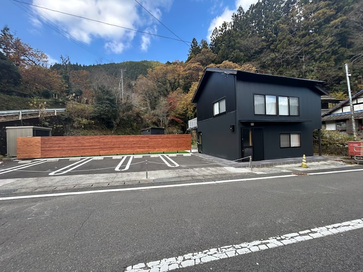 【自然感じるテラス！】【川まで徒歩3分】サウナ、bbq、卓球、ダーツ - 愛媛縣