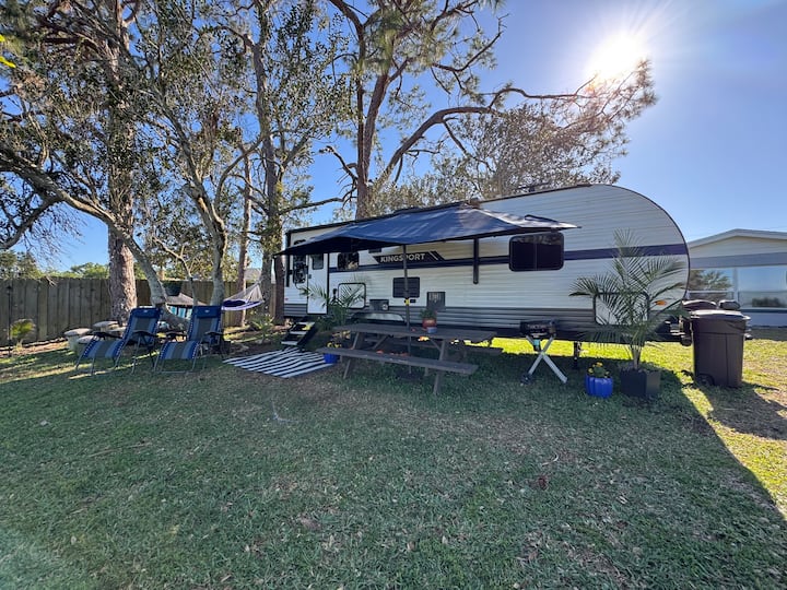 Lake Griffin Camper Retreat. - Leesburg, FL