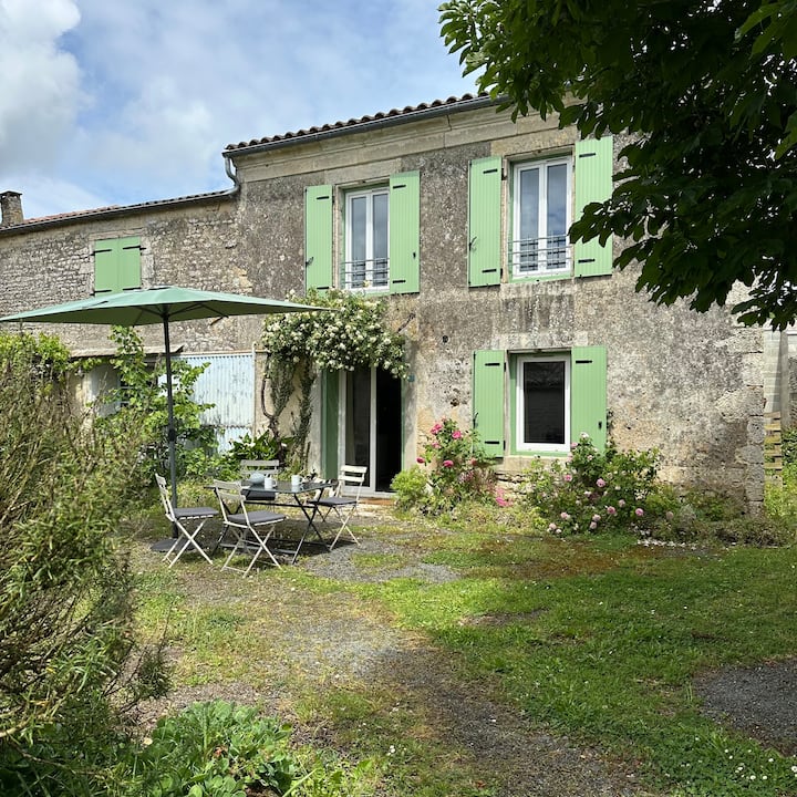 Gabaë.fr-les Volets Verts
Gîte 5 Personnes-piscine - Surgères