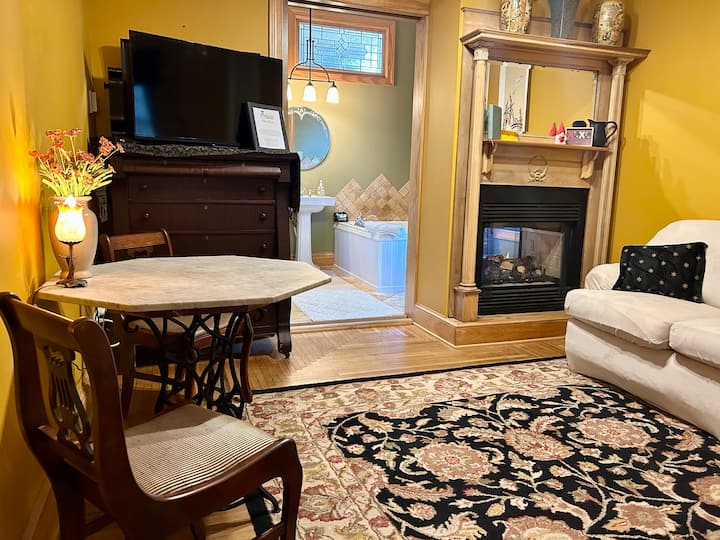 Amber Suite- The Amethyst Inn Bed & Breakfast - Denver, PA