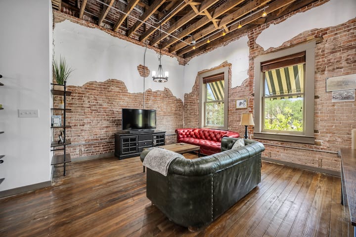 Spacious Downtown Historic Loft - Ozark, MO