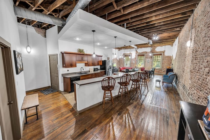 Spacious Downtown Historic Loft - Ozark, MO