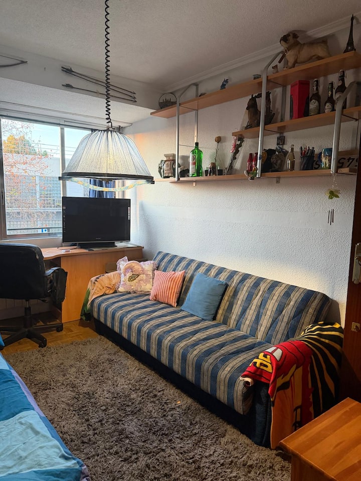 Habitación Grande Con Cama Pequeña + Sofá Cama. - Móstoles
