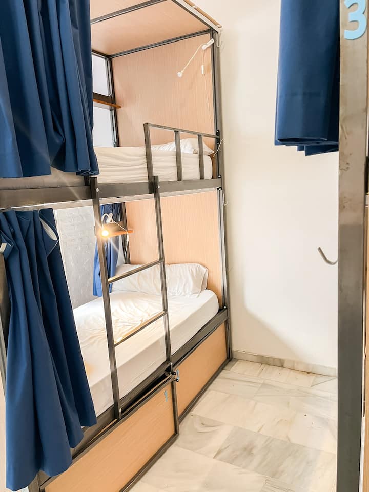 Cama En Habitación Femenina Para 4 Personas - Seville, Spain