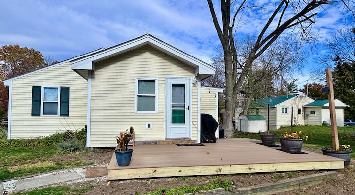 Cozy Cottage At “The 588 By The Lake” - Colchester, VT