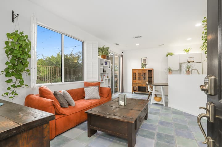 Entire Bright Cozy Two-story Townhouse - Santa Clarita, CA