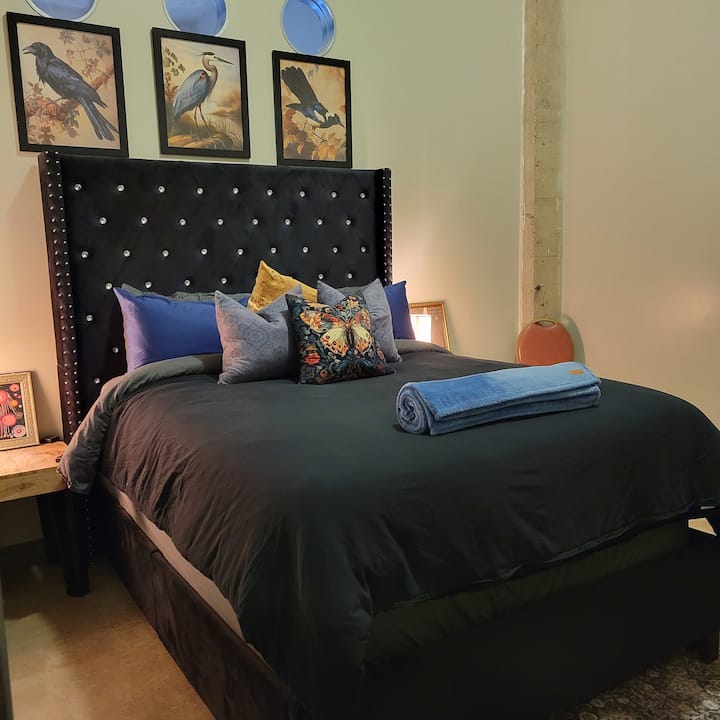 Downtown Artsy Urban Vintage Vibes Loft - Oak Lawn - Dallas