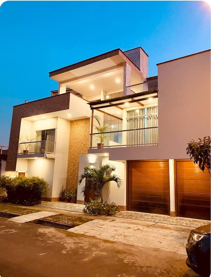 Casa Exclusiva En Residencial - Con Piscina - Tarapoto