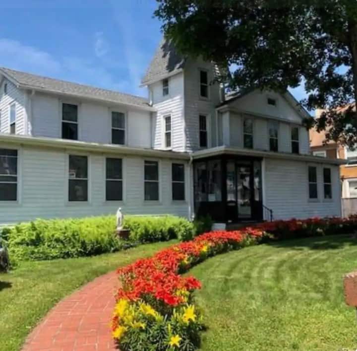 Sunny Victorian Estate (Room 2) - Connecticut