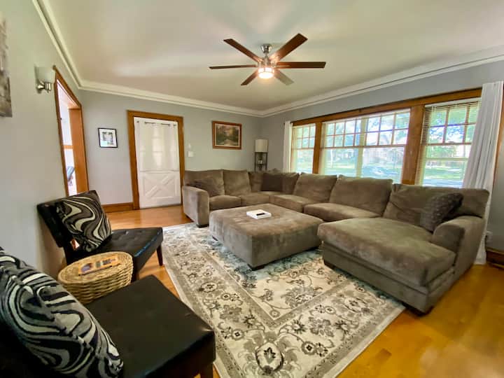 Cozy Retreat: Parking ~ Game Rm - Private Yard - Milwaukee, WI