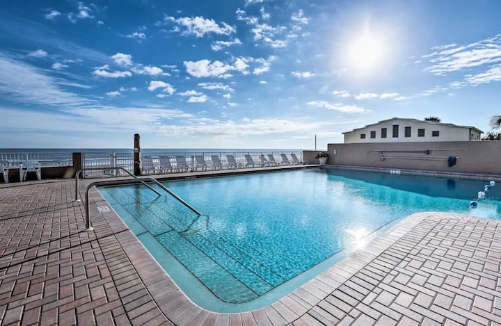 *New* Gorgeous Ocean Front Studio-private Balcony! - Daytona Beach, FL