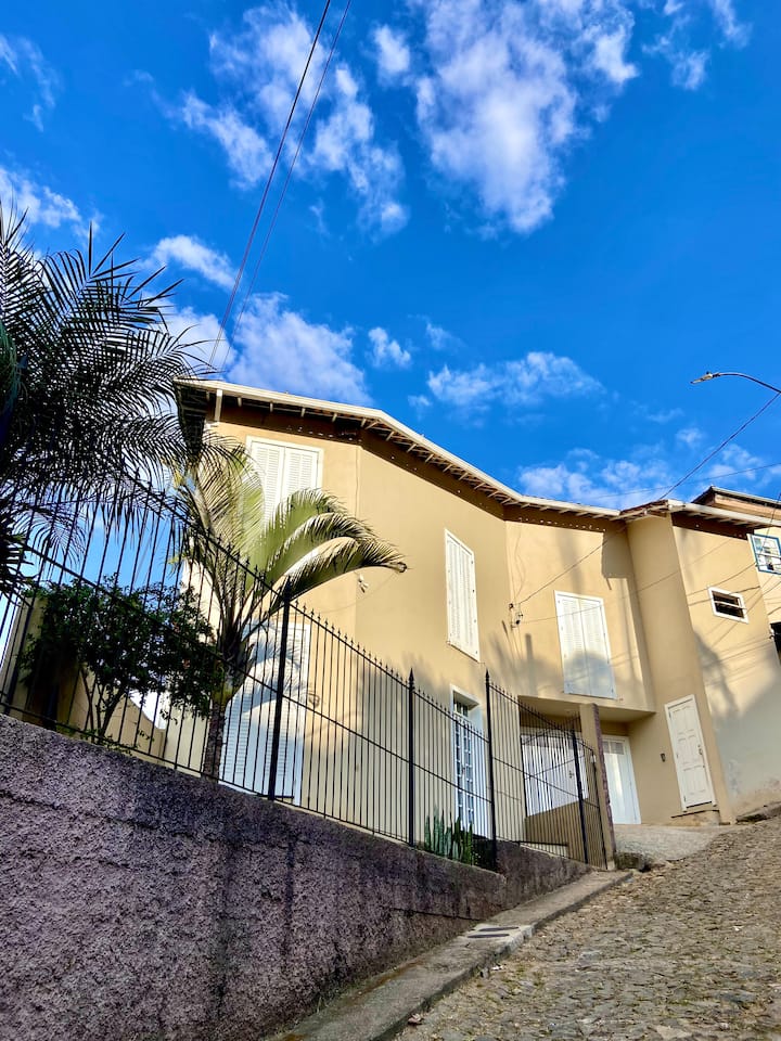 Casa Arejada, Cozinha Completa, Garagem E Quintal - Ouro Preto