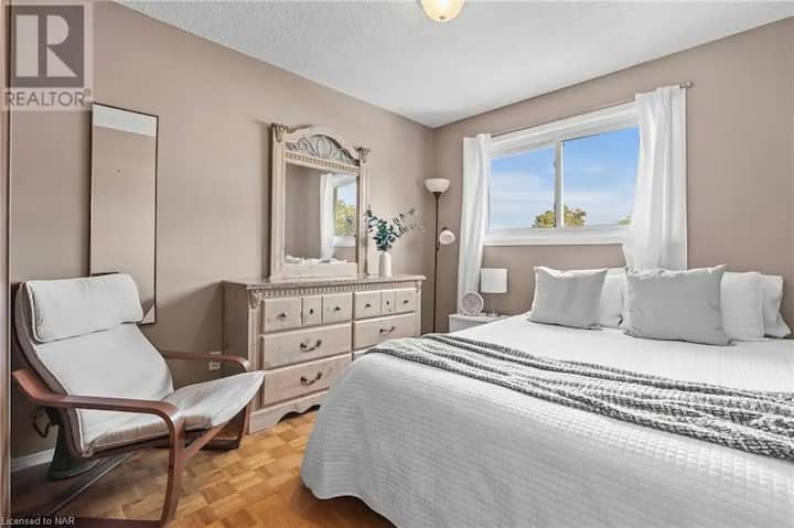Comfy, Cozy House By Campuses - St. Catharines