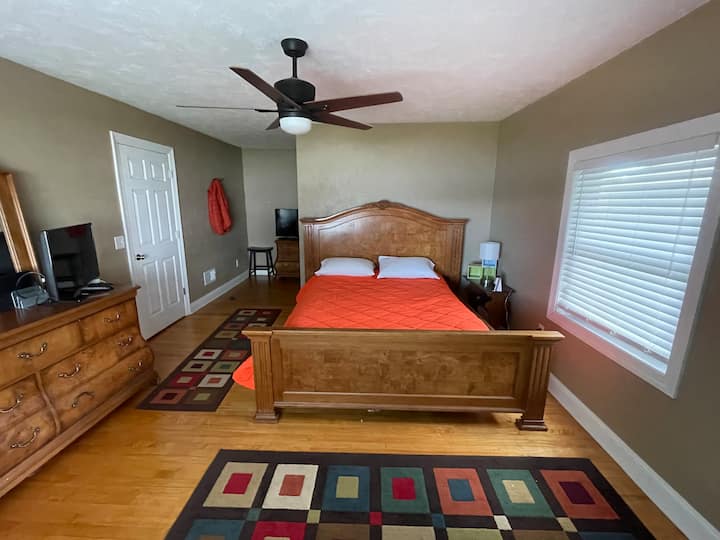 Large Bedroom Staring At The Bay - Madison, WI