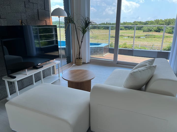 [겨울할인] 팜팜스테이(204호) | 파노라마목장뷰 / 반려견동반 / 잔디마당 / 테라스 - Jeju-si