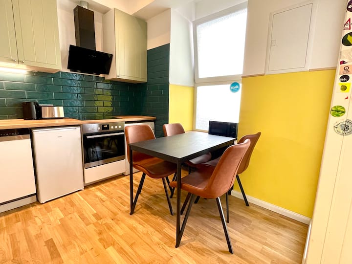Stylish Compact Sunflower Flat - Berlin