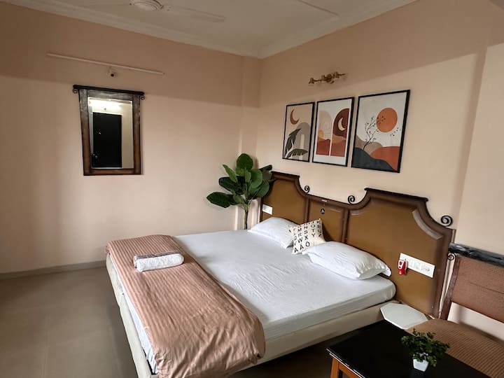 Peach : Private Studio | Ac Wifi Balcony | Centre - Pune