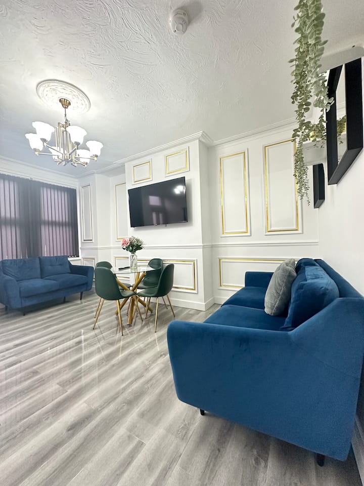 Beautiful 4 Bed House Leeds - 里茲