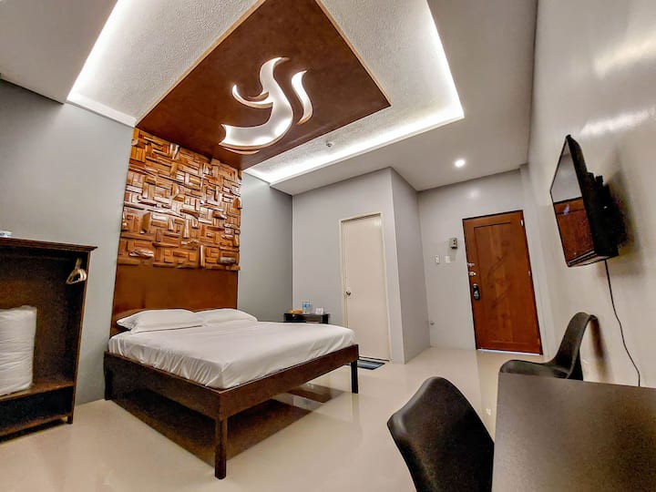 Executive Room
1 Queen Size Bed - Gingoog