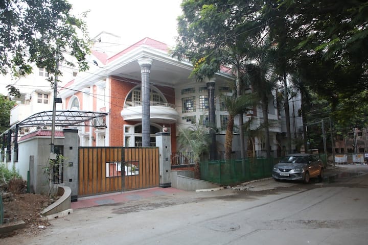 Posh Bunglow In Heart Of Chennai - Chennai