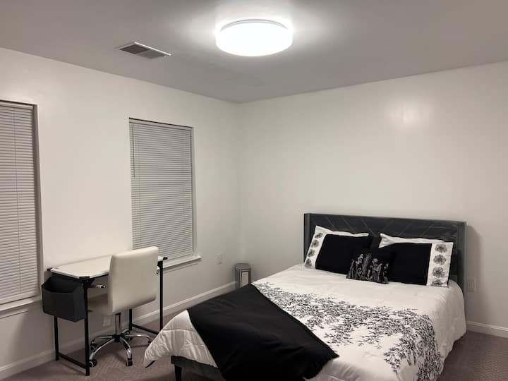 (W03) Great Room In Waldorf - Waldorf, MD