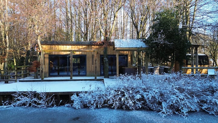 Woodland Cabin With Private Lake, Sauna + Firepit - Yorkshire