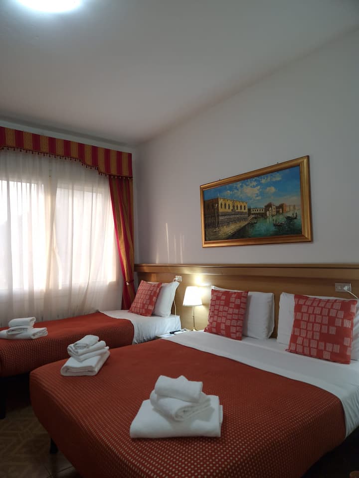 Deluxe Triple Room With Private Bathroom - Venice