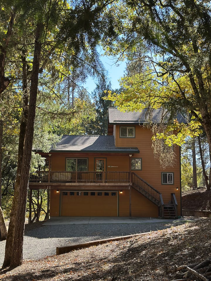 Cozy 3 Story Cabin - Near The River - Weaverville, CA