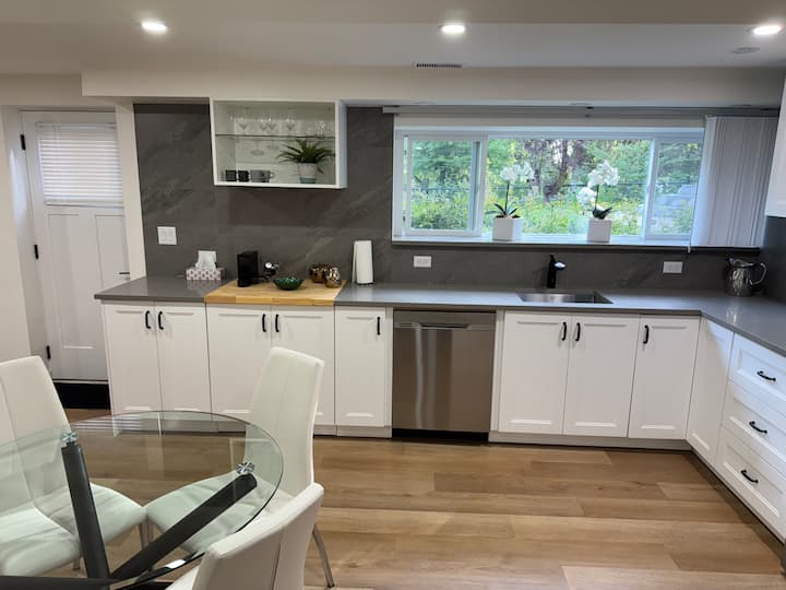 Cozy With King Size Bed, Netflix/prime Video 1 Bed - West Vancouver