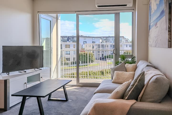 Largest 2bed 2bath + Pool & Carpark In Block - Auckland