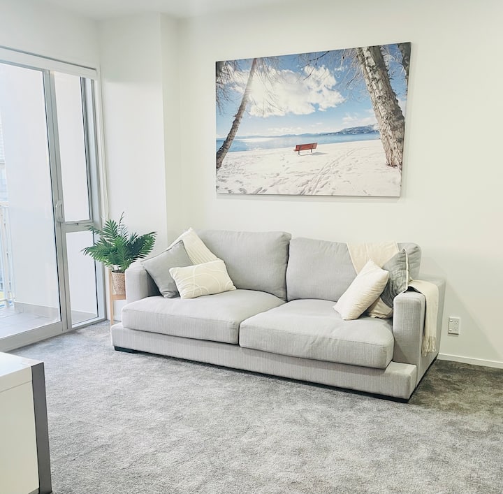 Largest 2bed 2bath + Pool & Carpark In Block - Auckland