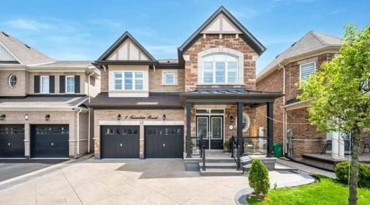 Beautiful 4 Bed +, 3 Master Bedrooms-pvt Washrooms - Brampton