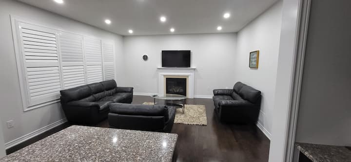 Beautiful 4 Bed +, 3 Master Bedrooms-pvt Washrooms - Brampton