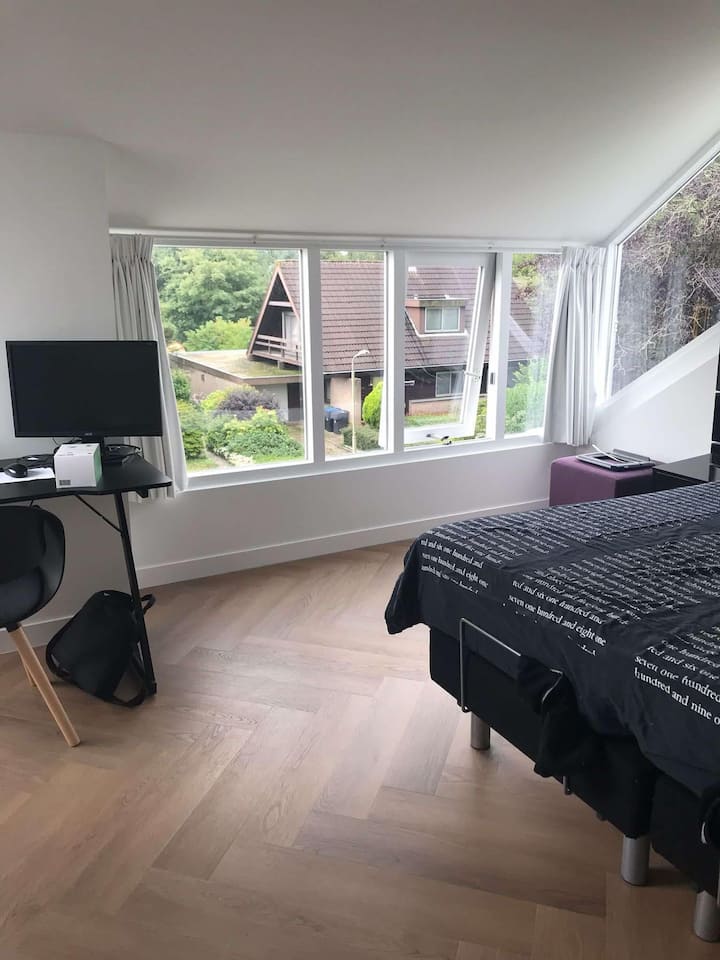 Ruime Slaap Kamer Eigen Badkamer - Leeuwarden